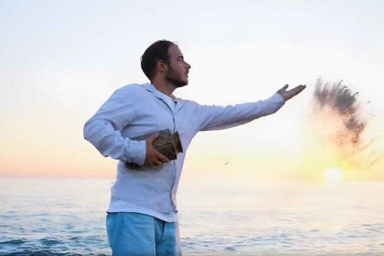 How To Scatter Ashes At The Beach? A Complete Guide for Australia ...